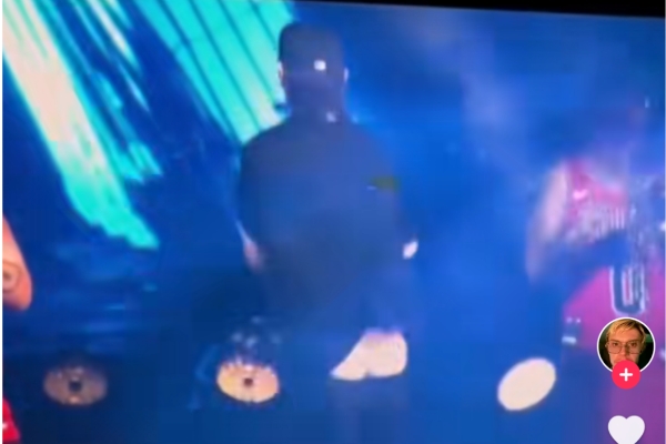 Peso pluma enseñó el trasero en concierto; está fue la reacción del público