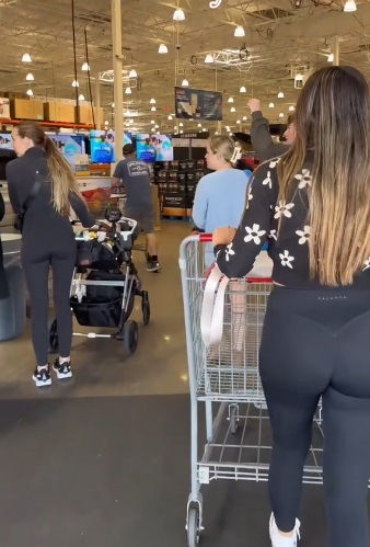 10 mujeres hermosas en Costco - Nocion10